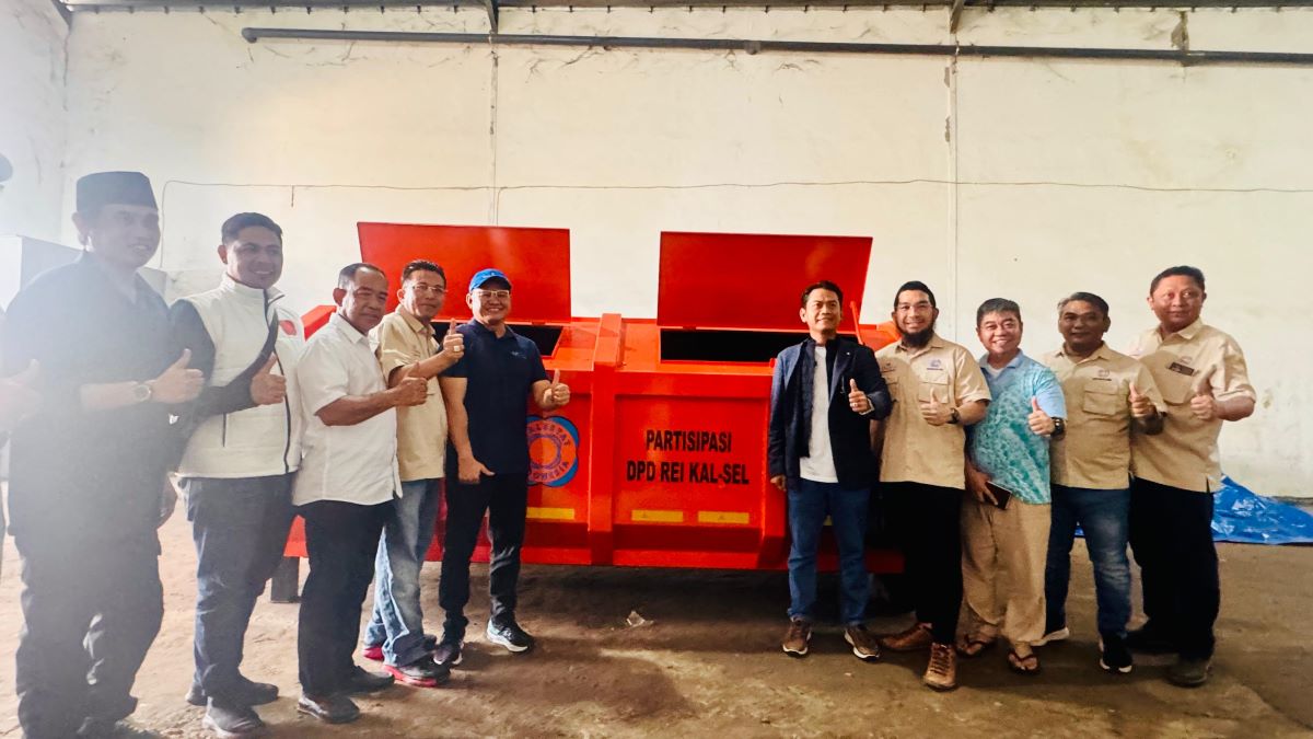 Darurat Sampah Banjarmasin, REI Kalsel Serahkan 4 AMrol